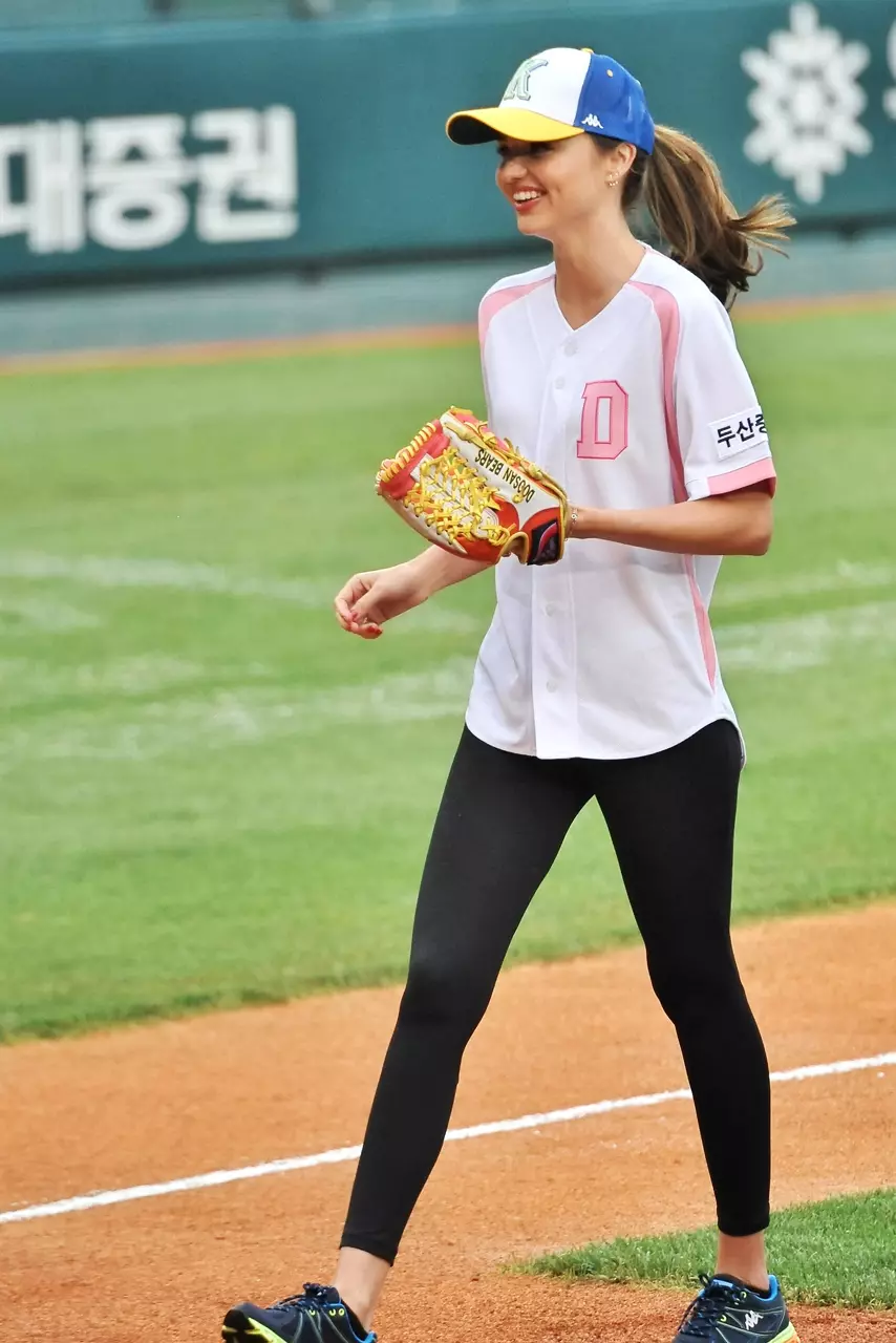 Миранда Кер изгледа неверојатно на бејзбол натпреварот во Јужна Кореја