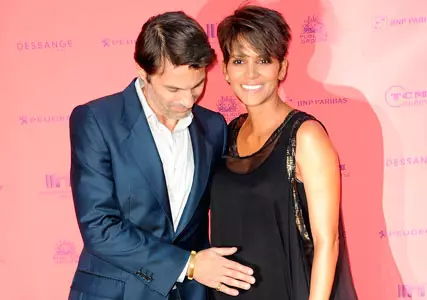 Halle Berry Û Olivier Martinez Di PDA-Xalîçeya Sor a Kêmdar de Xwe Didin 32896_1