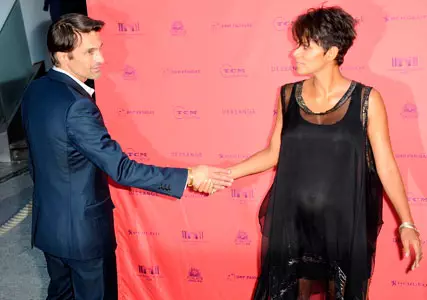 Halle Berry Û Olivier Martinez Di PDA-Xalîçeya Sor a Kêmdar de Xwe Didin 32896_2