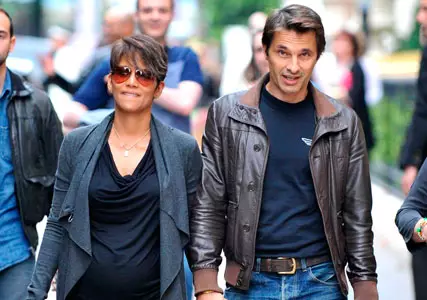 Halle Berry e Olivier Martinez se entregam ao raro PDA de tapete vermelho 32896_3