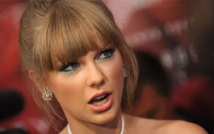 Taylor Swift prská v Emilio Pucci na udeľovaní cien nadácie Fragrance Foundation 33016_1
