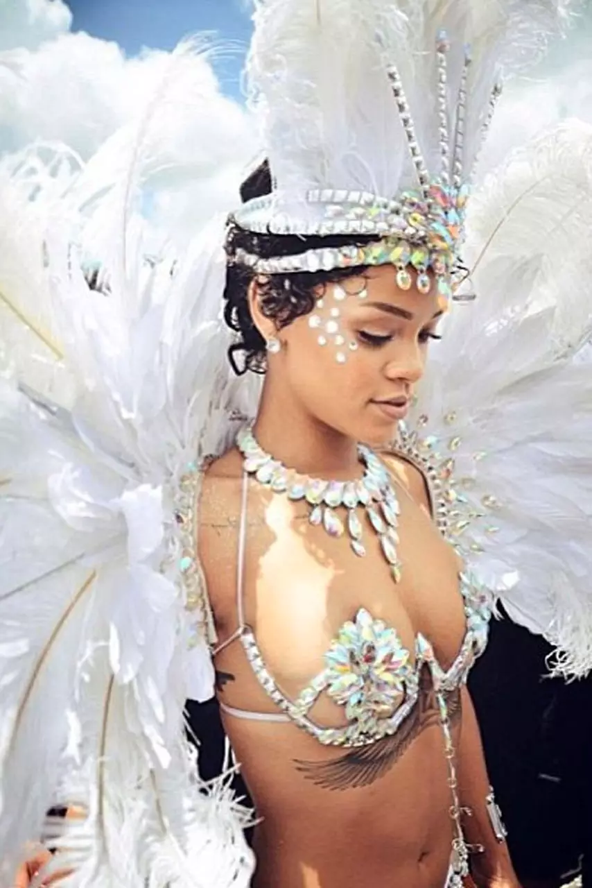 Rihanna menee villiin karnevaaliin Barbadoksella