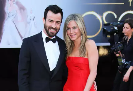 Jennifer Aniston skämtar om sin förlovning på scen på Guys Choice Awards 33274_1