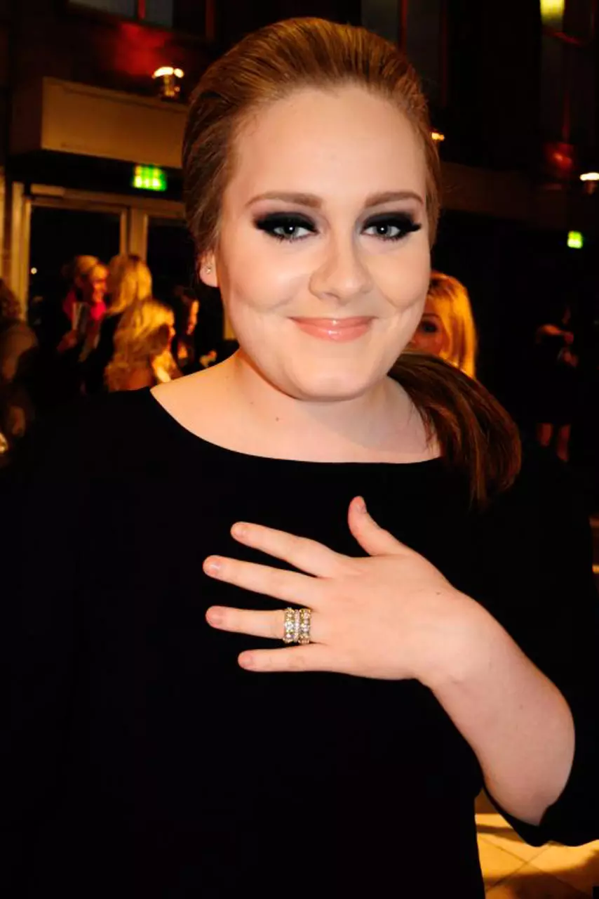 Adele e rrethuar nga thashethemet e 'dasmës së fshehtë' pas një fotografie të fshehtë të unazës