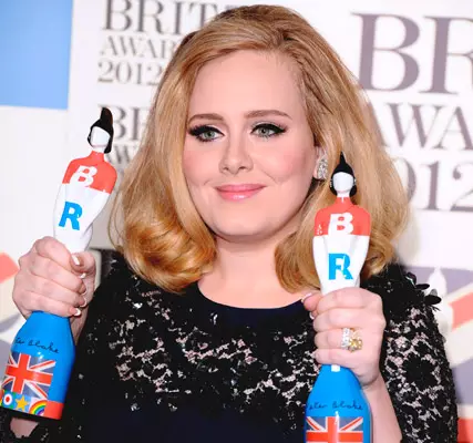 Adele e rrethuar nga thashethemet e 'dasmës së fshehtë' pas një fotografie të fshehtë të unazës 33354_1