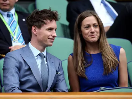 Eddie Redmayne e namorada Hannah Bagshawe se aconchegam em Wimbledon 33912_1