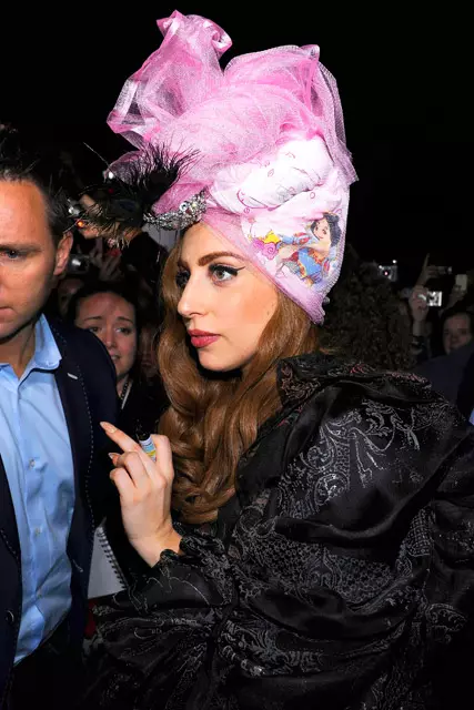 Lady Gaga estrena un nou pentinat morena mentre està fora d'Estocolm