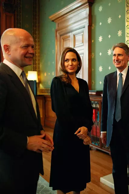 TONTON: Angelina Jolie memberikan ucapan penuh emosi di London mengenai keganasan seksual