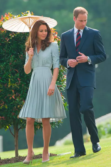 Kate Middleton ravas en dua vesto de Jenny Packham dum Jubilee-turneo