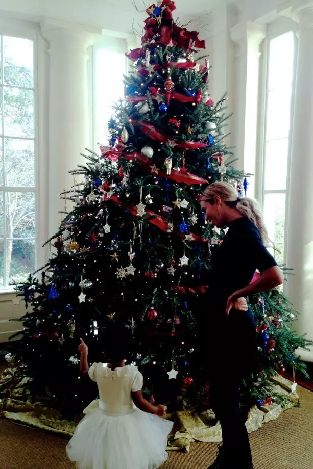 Beyoncé en Blue Ivy voor hun kerstboom