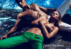 Lara Stone zieht sich für heiße neue Calvin-Klein-Werbung aus