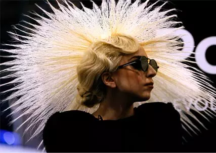 Леди Гага өнер көрсетеді