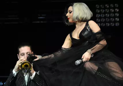 Lady Gaga zingt eerbetoon aan prins William en Kate Middleton op Radio One