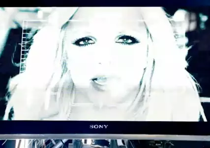 Vídeo de Britney Spears Hold it Against Me - Col·locació del producte