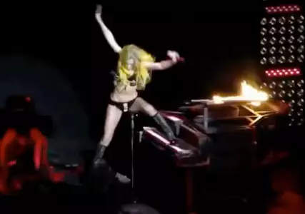 Lady Gaga ji piyanoya xwe dikeve