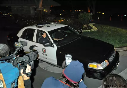Полиция Чарли Шиндин Голливуддагы үйүн басып алды