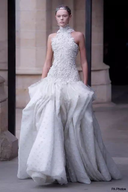 Alexander McQueen ດູໃບໄມ້ລົ່ນ/ລະດູຫນາວ 2011 - Kate Middleton, ພິທີການຂອງລາຊະວົງ, dress, bridal, gowm, McQueen, inspired, wedding, Prince William, design, Sarah Burton, fashion, Marie Claire