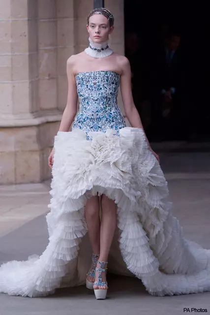 Alexander McQueen ດູໃບໄມ້ລົ່ນ/ລະດູຫນາວ 2011 - Kate Middleton, ພິທີການຂອງລາຊະວົງ, dress, bridal, gowm, McQueen, inspired, wedding, Prince William, design, Sarah Burton, fashion, Marie Claire