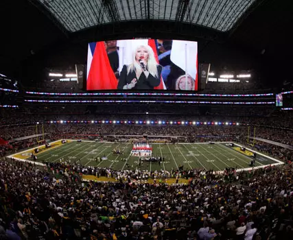 Christina Aguilera menyanyikan lirik Lagu Kebangsaan di Super Bowl