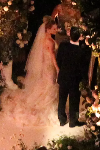 PHOTOS DE MARIAGE ! Hilary Duff épouse Mike Comrie - robe, mariée, mariée, allée, cérémonie, voir, photos, célébrité, actualités, actrice, noces, robe, Marie Claire