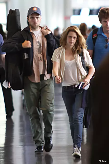 Robert Pattinson & Kristen Stewart hören auf, Romantik zu verstecken - Rob, Kristen, R-Patz, K-Stew, entdeckt, zusammen, Flughafen, LAX, Montreal, küssen, Twilight, sehen, Bilder, Bilder, beste Momente, Paar, Öffentlichkeit, Beziehung, Marie Claire