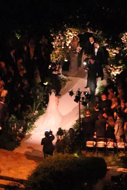 BRYLLUPSBILLEDER! Hilary Duff gifter sig med Mike Comrie - kjole, brud, brude, midtergang, ceremoni, se, billeder, berømthed, nyheder, skuespillerinde, bryllupper, kjole, Marie Claire