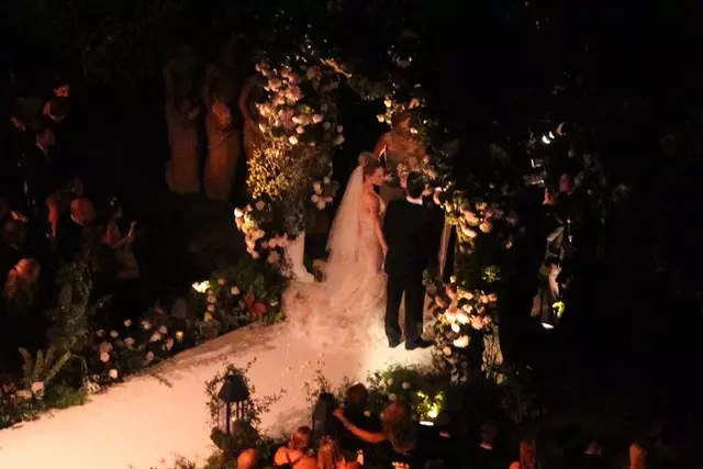 BRYLLUPSBILLEDER! Hilary Duff gifter sig med Mike Comrie - kjole, brud, brude, midtergang, ceremoni, se, billeder, berømthed, nyheder, skuespillerinde, bryllupper, kjole, Marie Claire