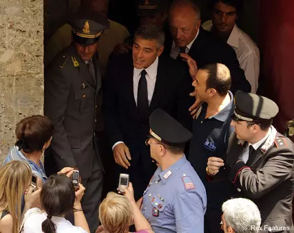 George Clooney - George Clooney provoca il caos al processo per frode italiano - Celebrity News