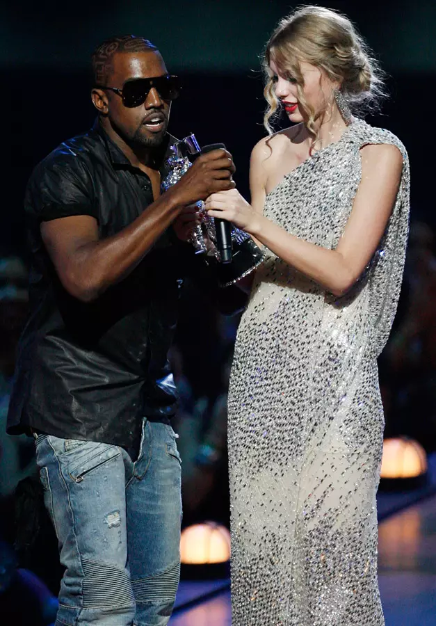 Taylor Swift dhe Kanye West - MTV Video Music Awards - MTV VMA - Momentet më të paharrueshme të MTV Video Music Awards - VMA Awards - VMA Awards 2010 - Celebrity