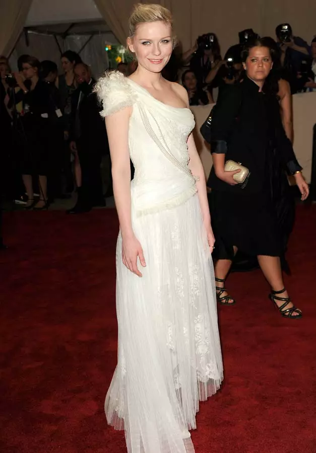 Kirsten-Dunst-Kostyum instituti gala-2010-Mashhur suratlar, 3-may, 2010-yil