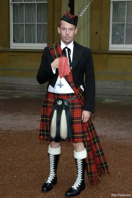 Alexander McQueen ku Buckinham Palace ndi CBE yake Oct 2003