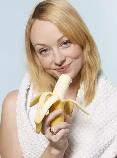 Vrouw eet een banaan - slimme ochtendsnacks - gezondheid