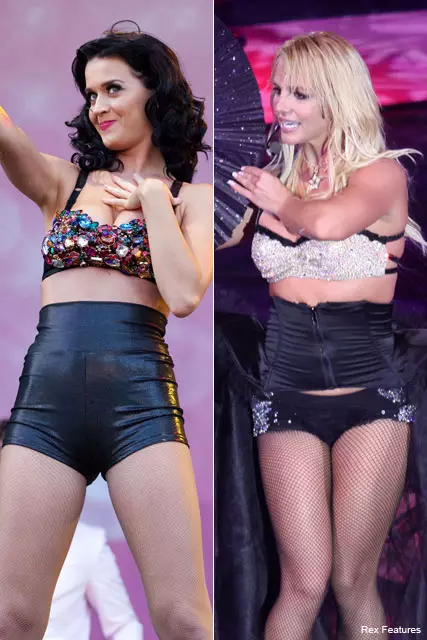 Katy Perry & Britney Spears - Celebrities hauv ris tsho hauv qab - Zam