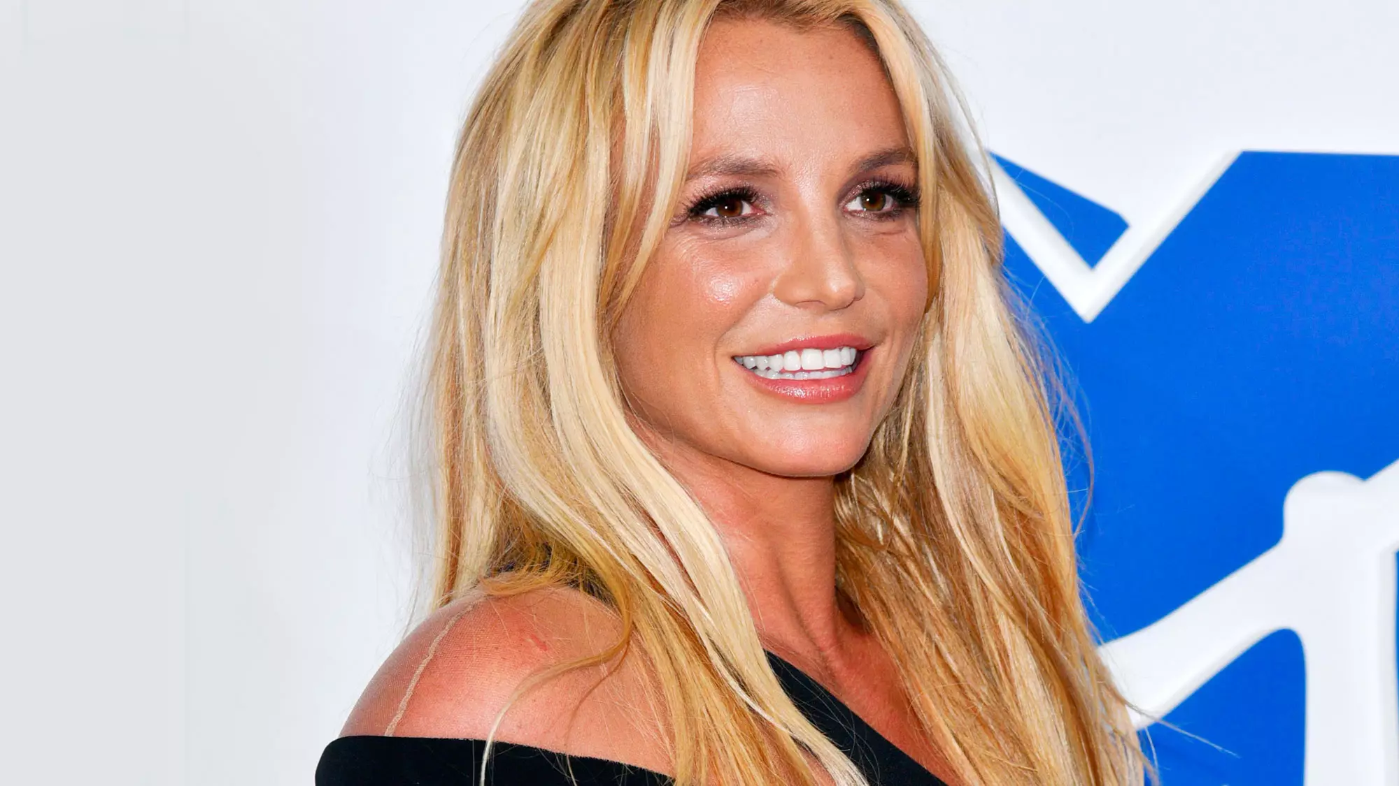 Britney Spearsek Jamie Lynn arreba jo du labana batekin gela batean giltzapetu izana leporatu ostean