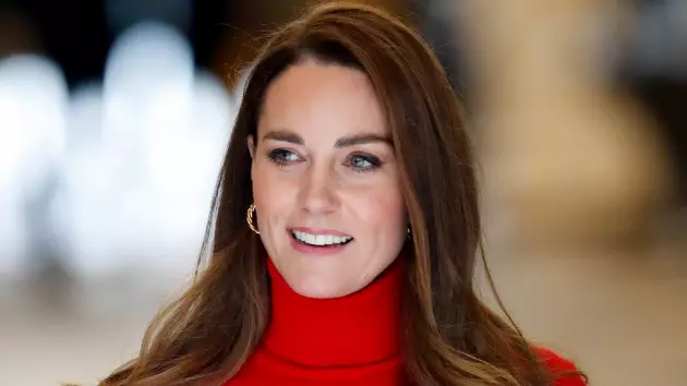 Zlaté kruhové náušnice Kate Middleton v hodnote 10 £ sú opäť na sklade