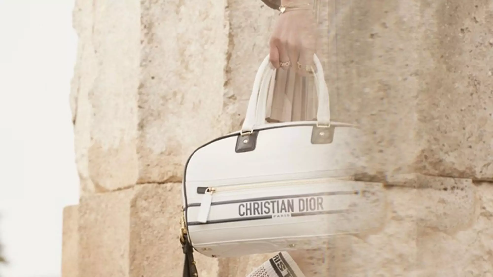 لن تصدق ما حدث لصنع حقيبة Dior الجديدة