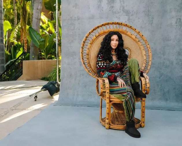 Cher는 이 못생긴 신발 트렌드를 주요 방식으로 되돌렸습니다.
