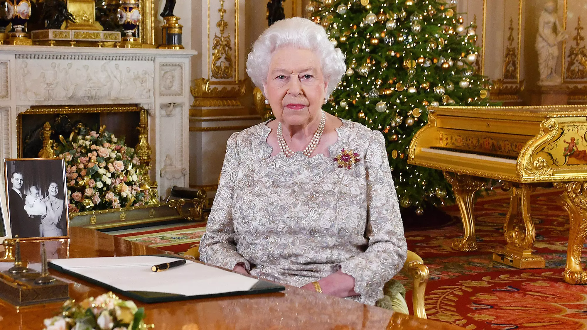 Kāpēc jūs nekad neredzēsit karalieni valkājam šīs krāsas Ziemassvētku dienā?
