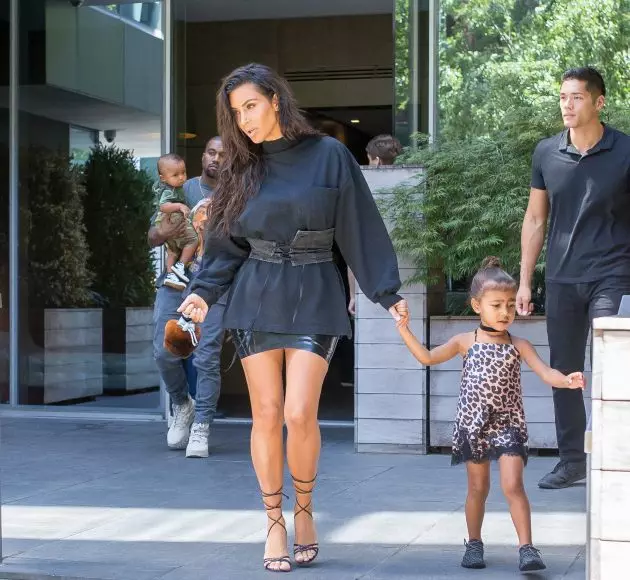 Kim Kardashian et Kanye West avec des enfants quittent leur hôtel le 29 août 2016 à New York.