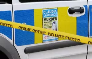 Poster Claudia Lawrence yang hilang di depan mobil polisi