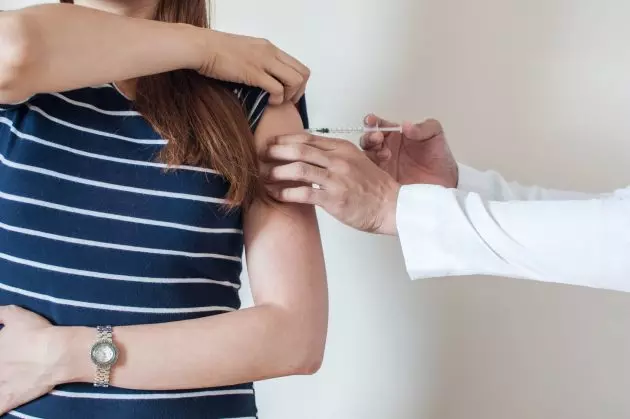 Napačne informacije o cepivu: Zakaj lažne novice bolj prizadenejo ženske