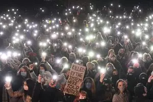 Orang ramai berkumpul semasa berjaga untuk Sarah Everard