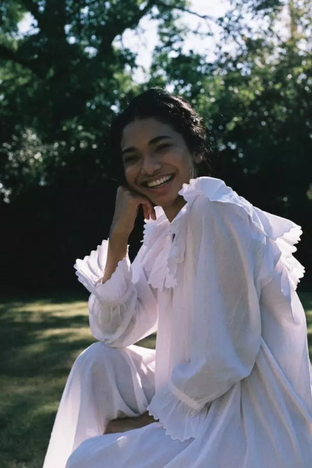 modelo no jardim verde gramado em vestido de noite com babados branco flutuante