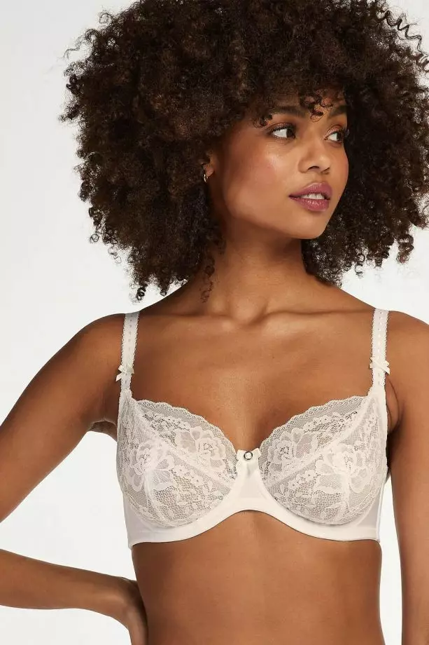 modella che indossa un reggiseno di pizzo bianco senza imbottitura