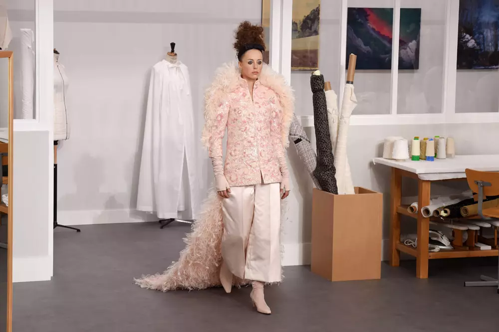 I-Chanel AW16 couture show: U-Karl Lagerfeld udala kabusha i-Chanel atelier 56310_5