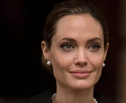 D'Angelina Jolie bestuet de Brad Pitt 'Son' no enger duebeler Mastektomie 60558_1
