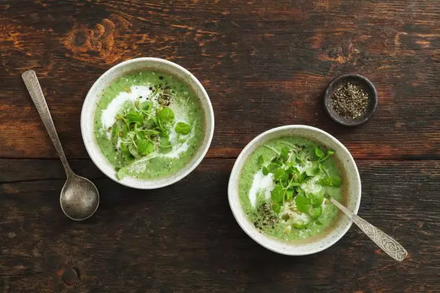 बन्दकोबी सूप आहार: टेबलमा दुई कचौरा सूप