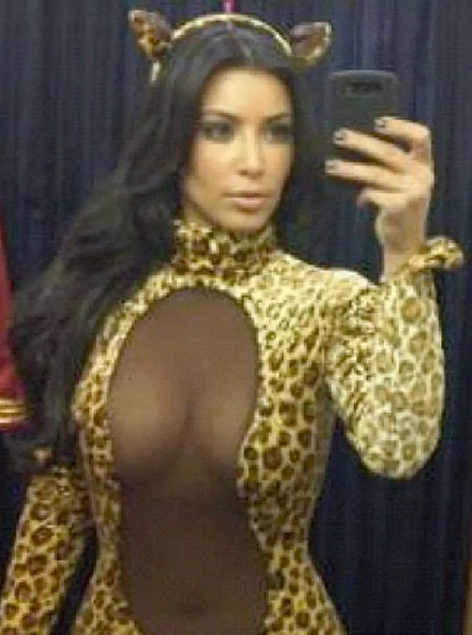 Kim Kardashian jwe abiye pandan l ap modèl kostim Halloween lan