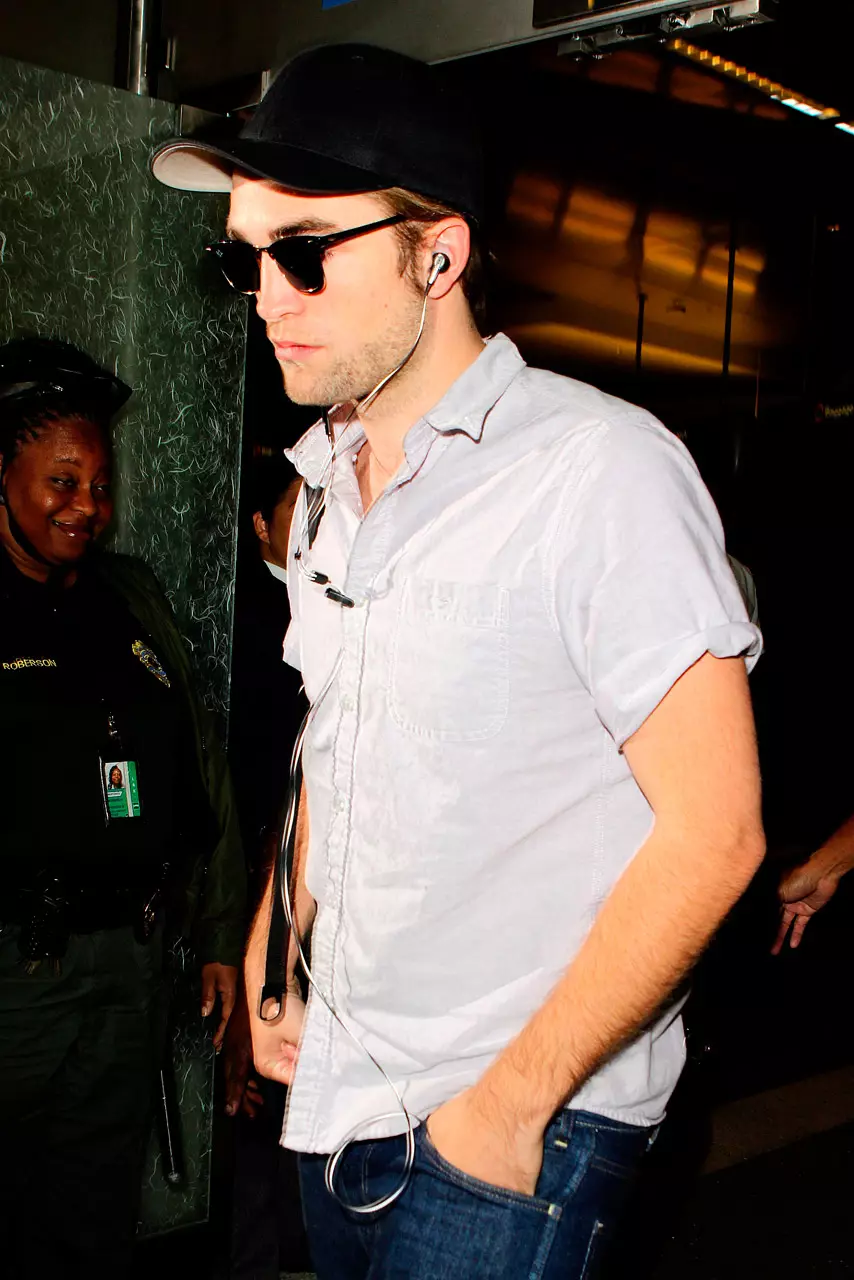 Robert Pattinson voa para casa em Los Angeles após o início da turnê de imprensa de Breaking Dawn