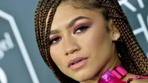 Yuav ua li cas kom tau pob muag tuab: Zendaya ntawm cov ntaub pua plag liab ntawm Critic's Choice Awards